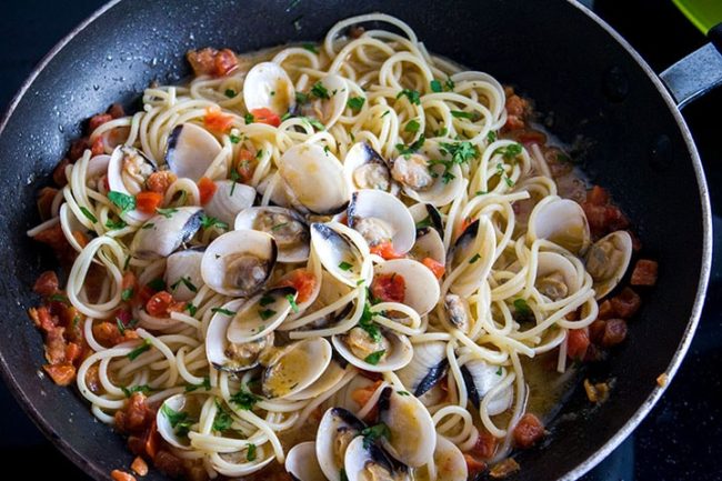 Spaghetti with Clam Sauce - Erren's Kitchen